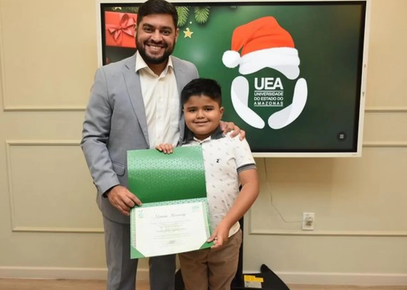 Luan Gama, o ‘pequeno gênio’ do Amazonas, é homenageado na UEA após ser aprovado no vestibular